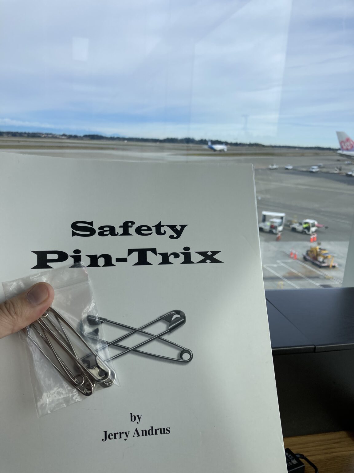 Safety Pin Trix – MagicShow.Tips