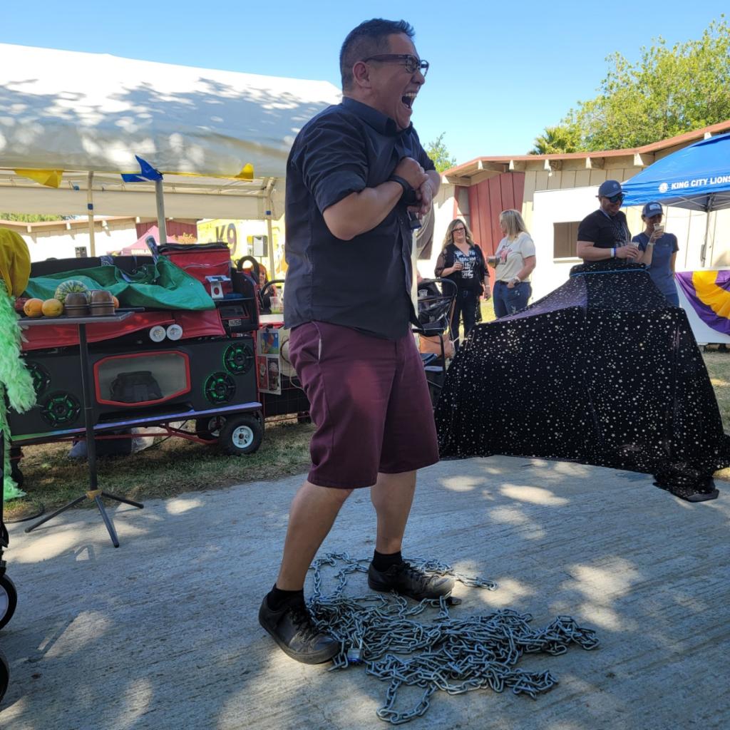 100 Foot Chain Escape – MagicShow.Tips