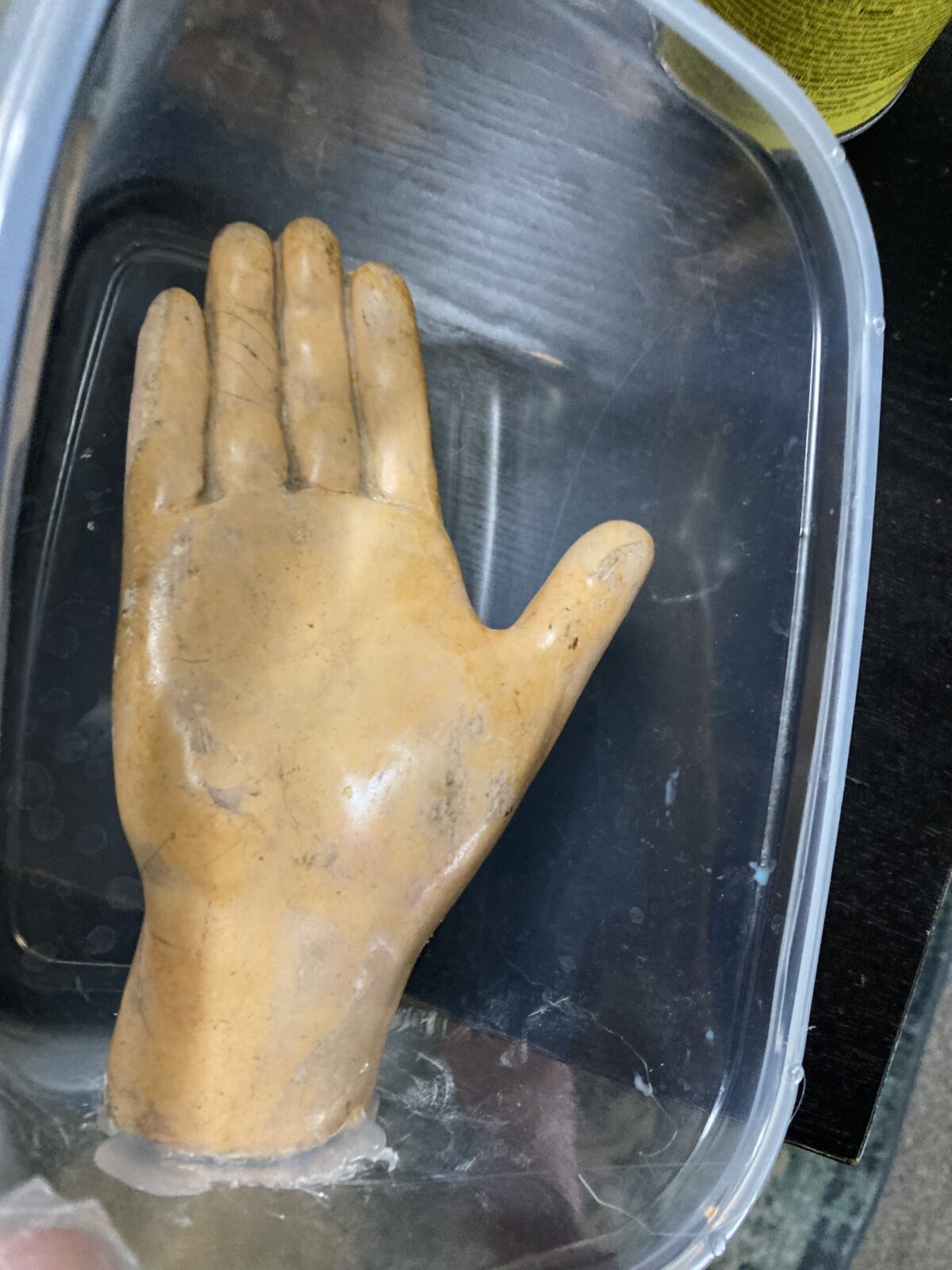 Spirit Rapping Hand – MagicShow.Tips