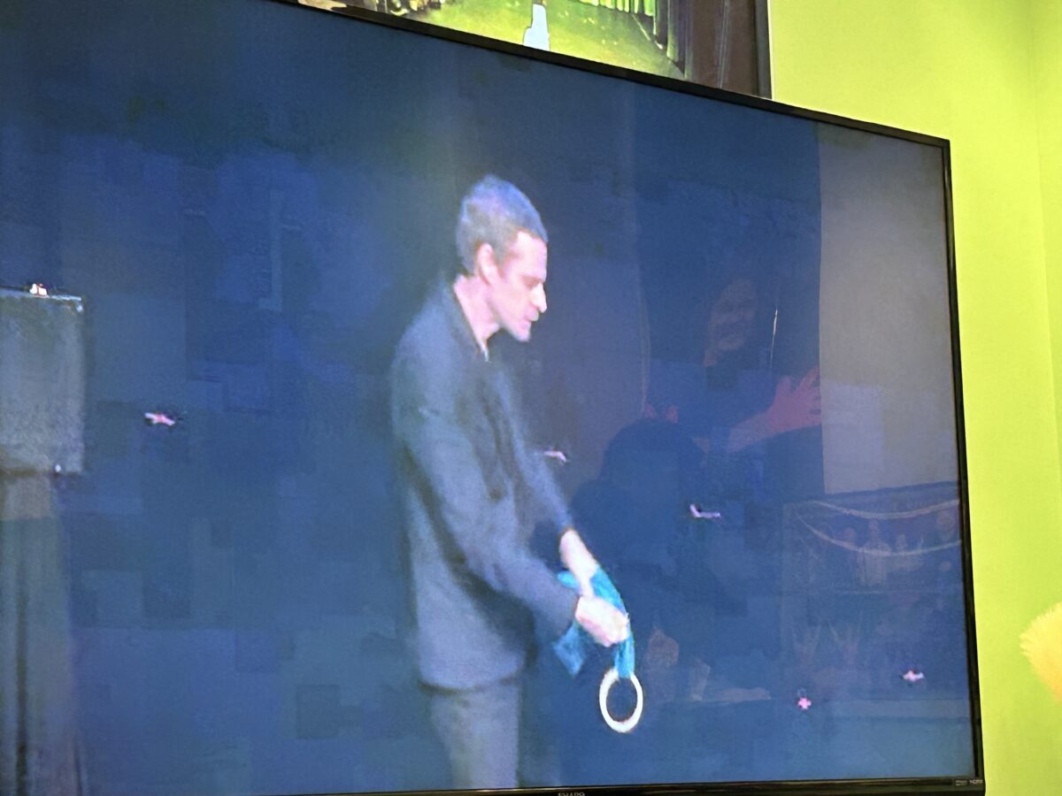 Ring and Silk – MagicShow.Tips